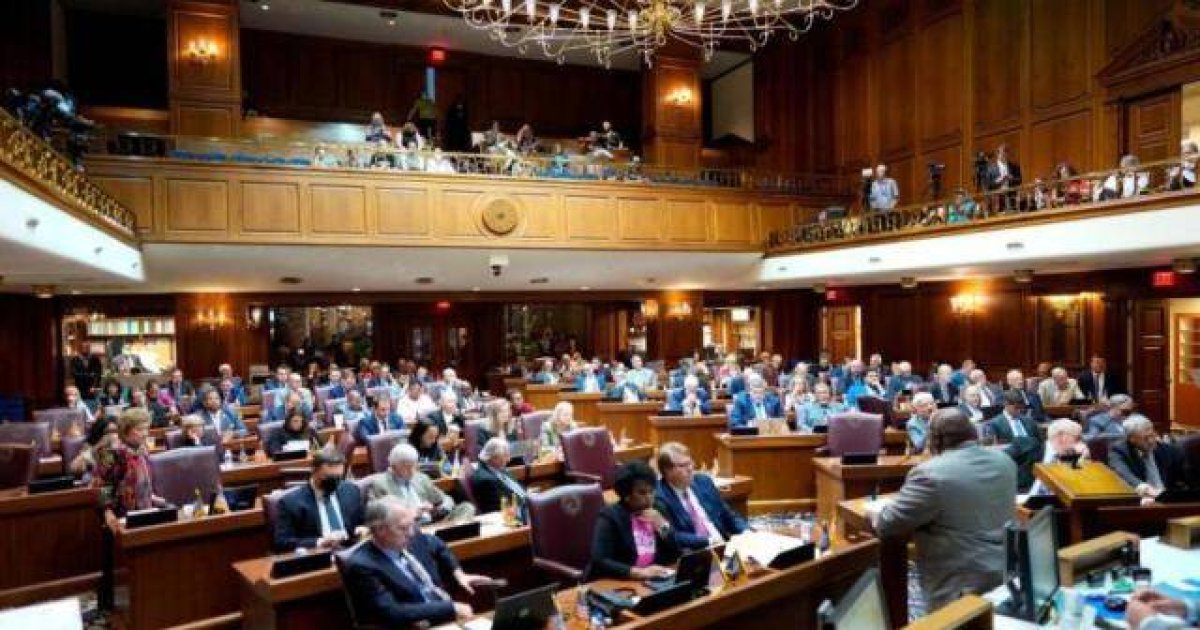 Indiana aplica la revocación de Roe v Wade, restringe el aborto y ...