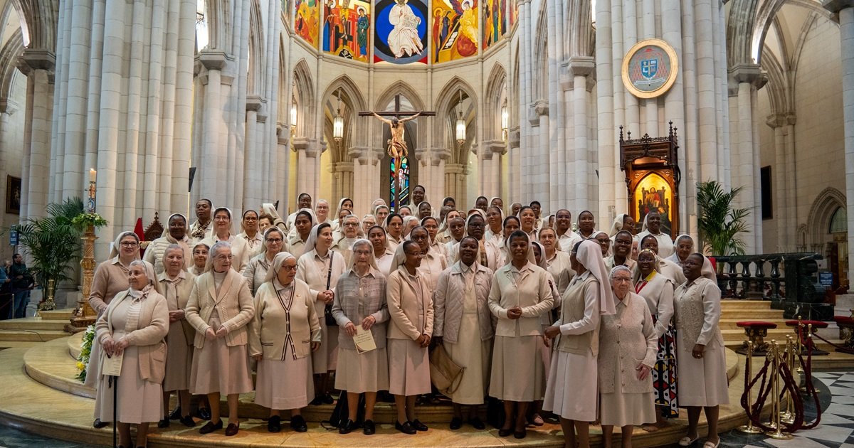 Cien años evangelizando y educando: las Esclavas de la Santísima ...