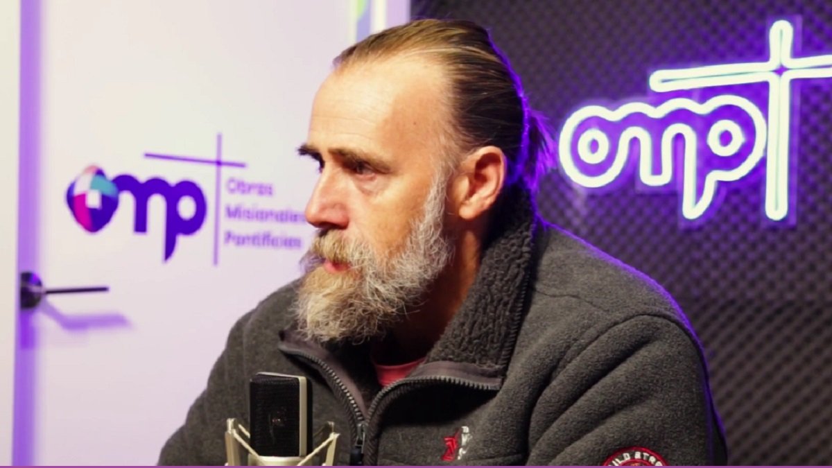 Telmo Aldaz y los misioneros que se encuentra en sus aventuras lejanas
