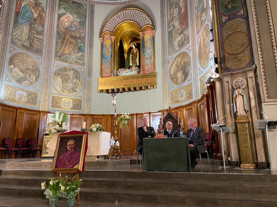 Gracias a José Javier Echave-Sustaeta del Villar