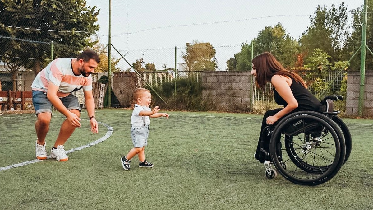 Laura Miola, la mamá influencer en silla de ruedas: «Hablo de un Dios ...