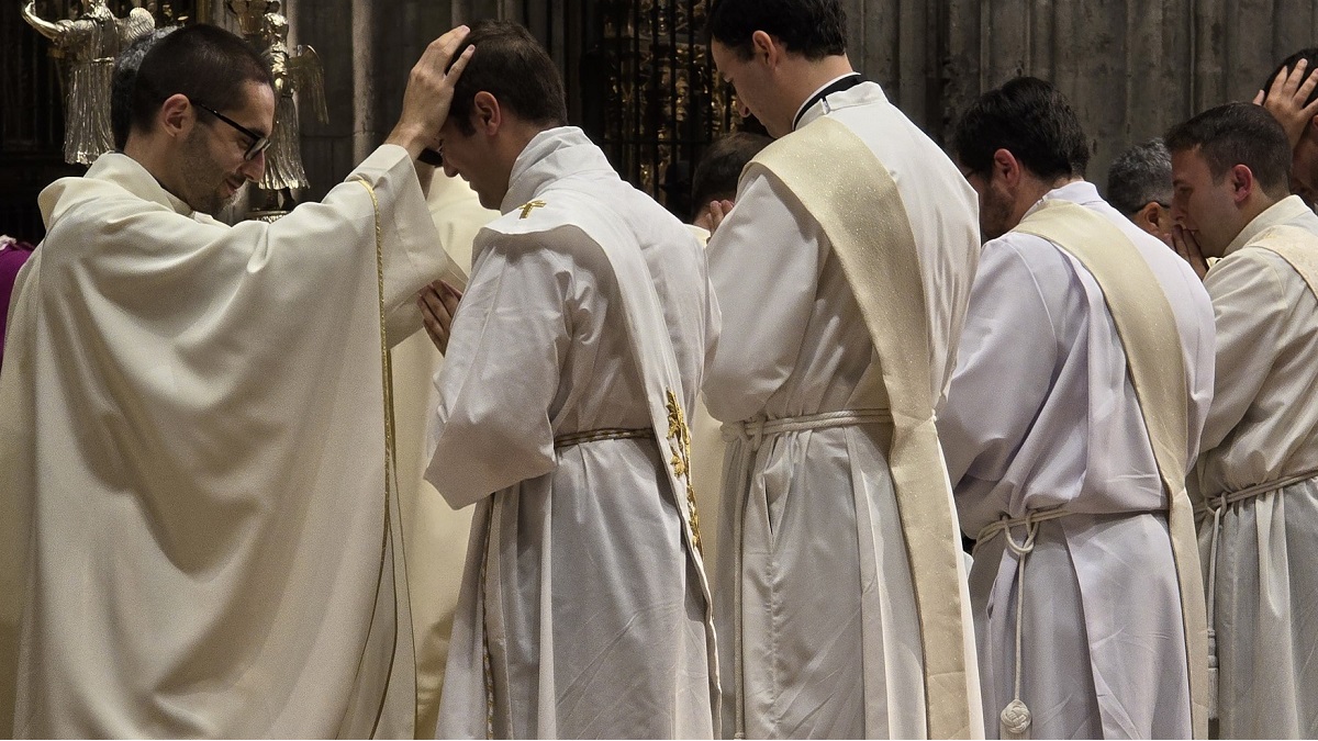 «El País» y una peculiar encuesta intentan negar el «giro católico ...