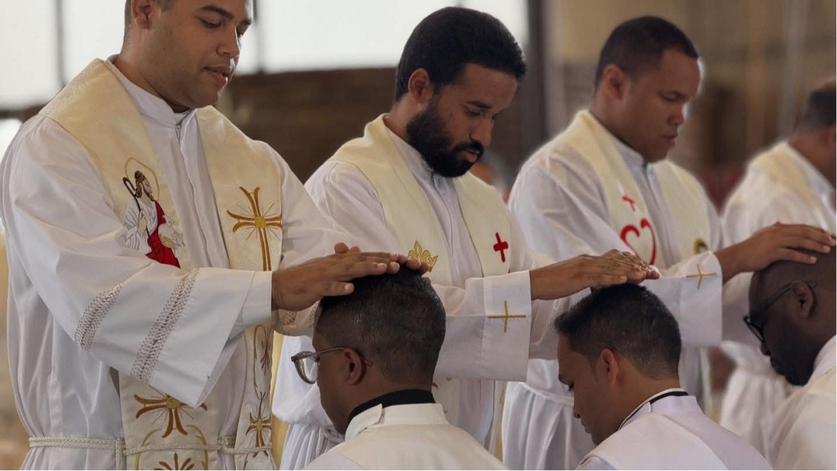 5 nuevos sacerdotes ordenados en la catedral de La Vega: tienen entre ...