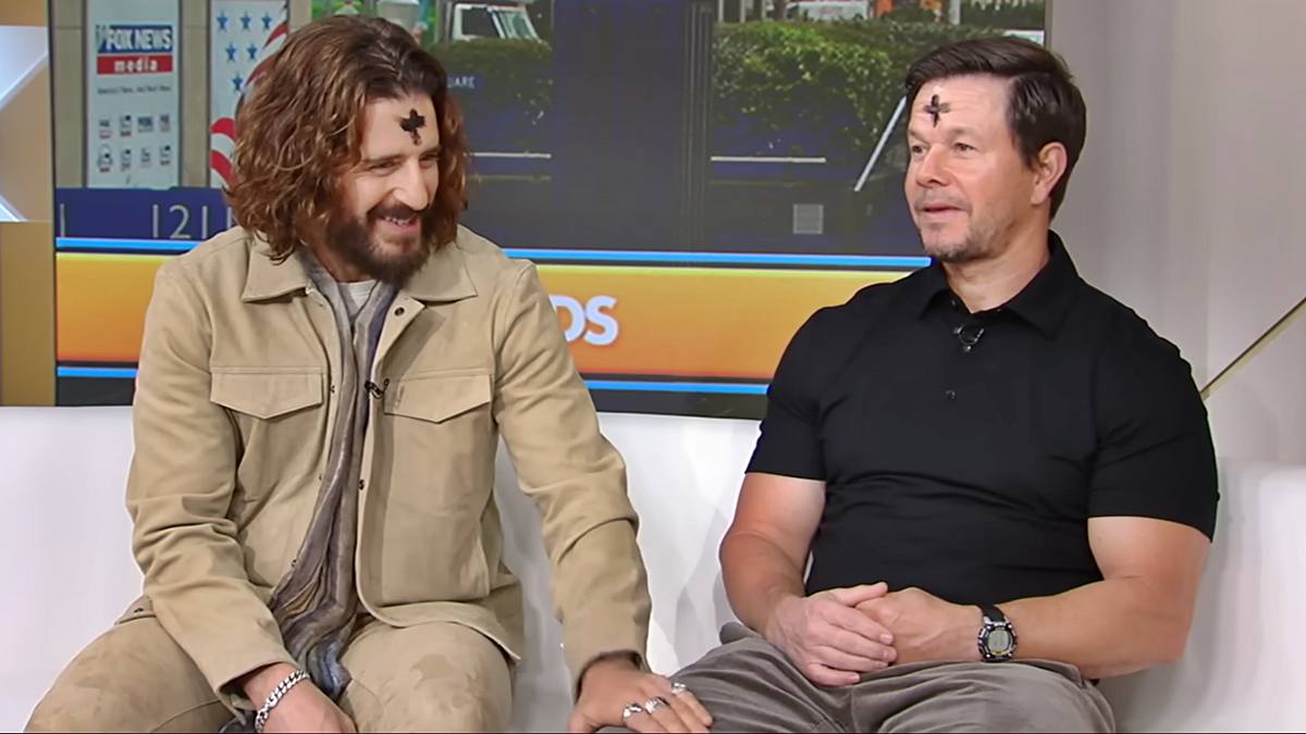Mark Wahlberg y Jonathan Roumie recorren juntos las televisiones ...
